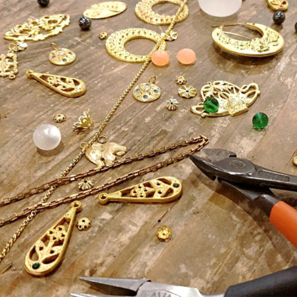 La Splendeur du Laiton : Un Voyage dans la Fabrication de Bijoux en ...